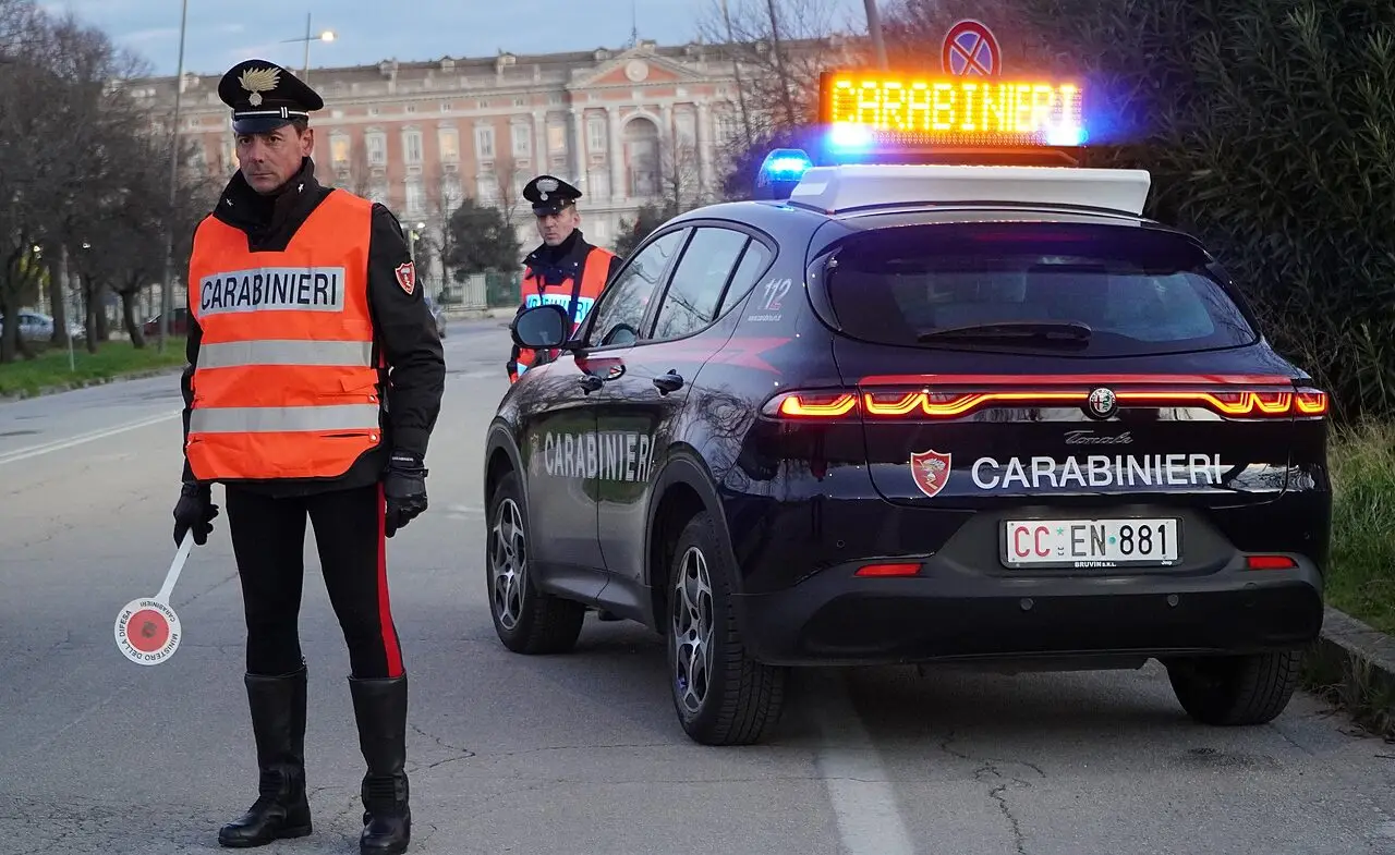 Spaccio, dosi di hashish sparse sul letto: scatta l'arresto